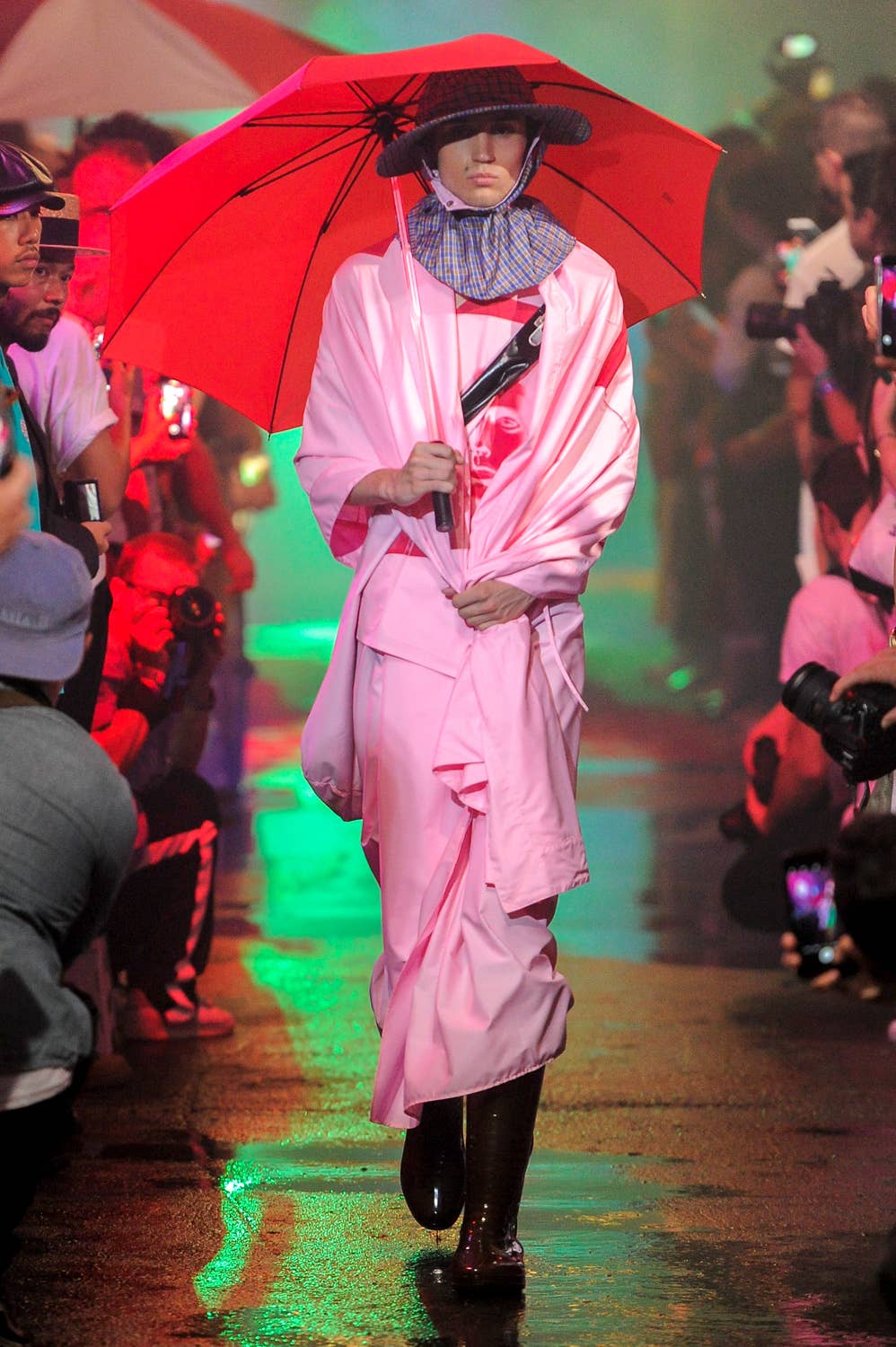 Raf Simons Brought 'Blade Runner' to Chinatown for His Spring 2018 Show ...