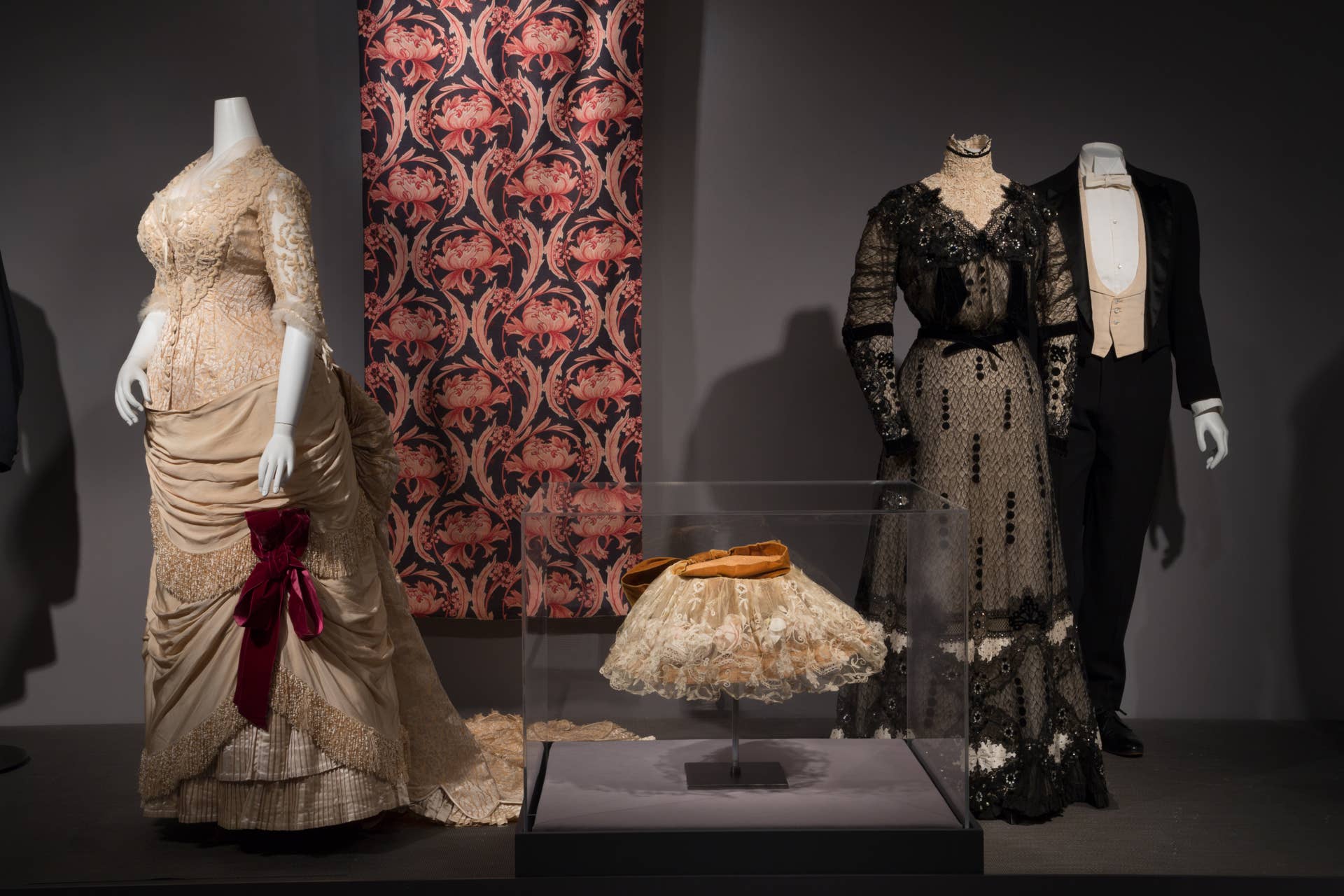 FIT Museum's New Exhibit Explores the Back-and-Forth Between Minimalism ...