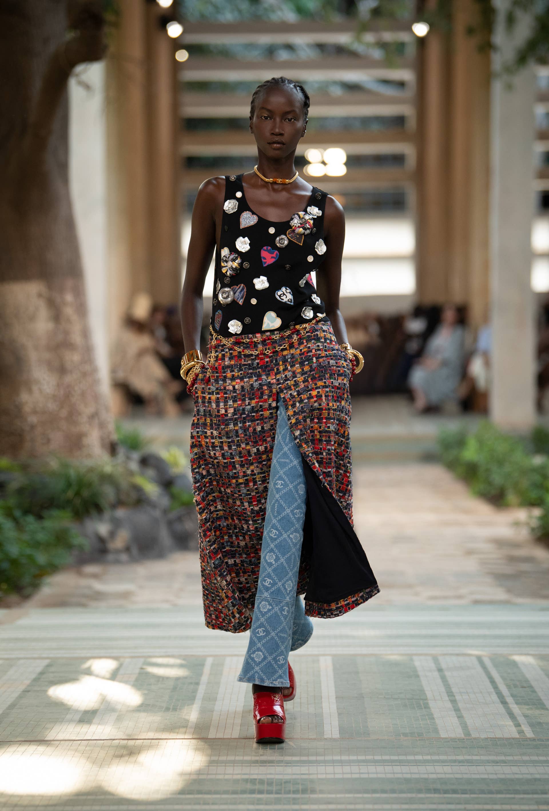 Virginie Viard Brings the '70s Back for Chanel Métiers d'Art 2023 in ...