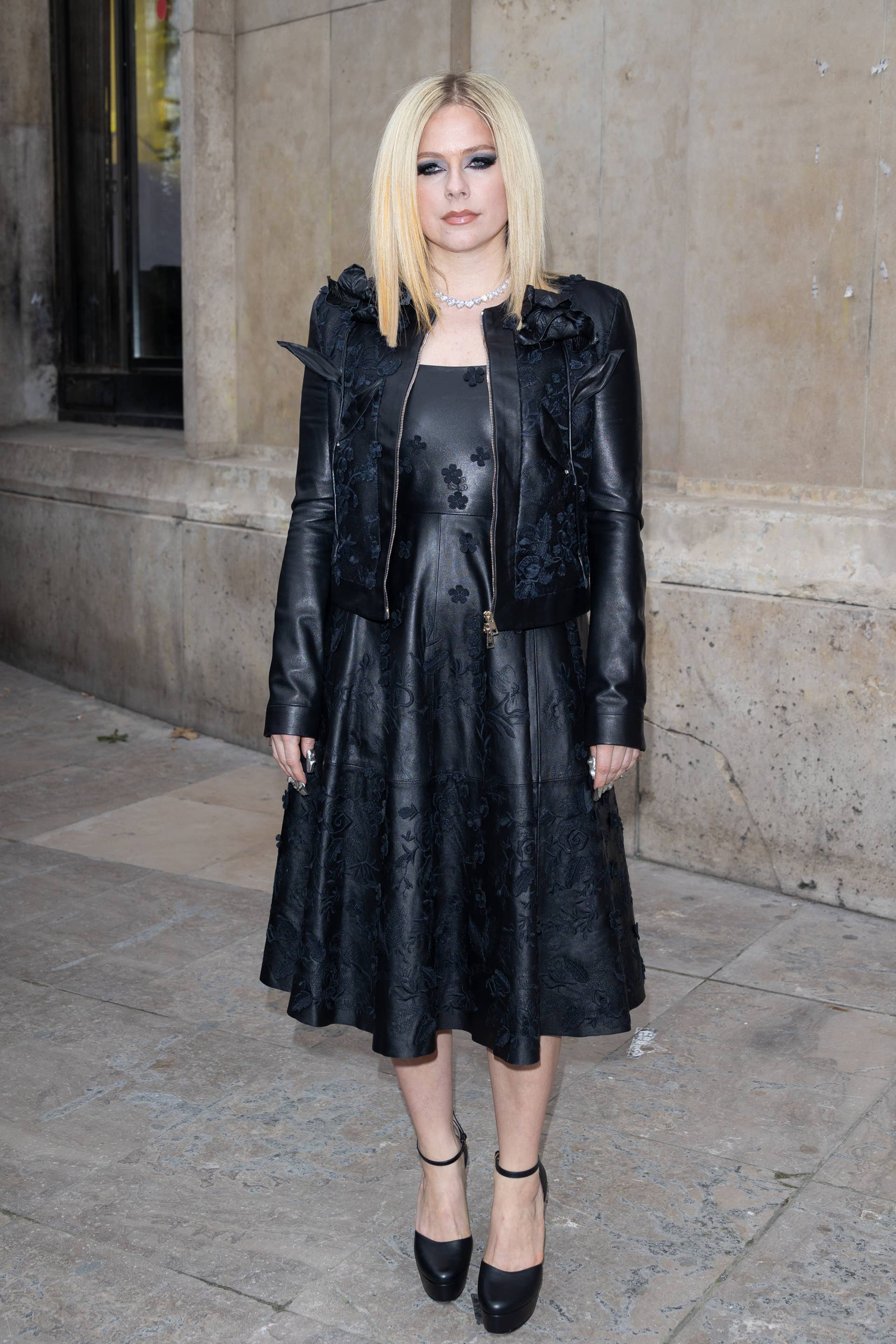 Avril Lavigne Is Bringing Early-Aughts Nostalgia and Emo Eyeliner to ...