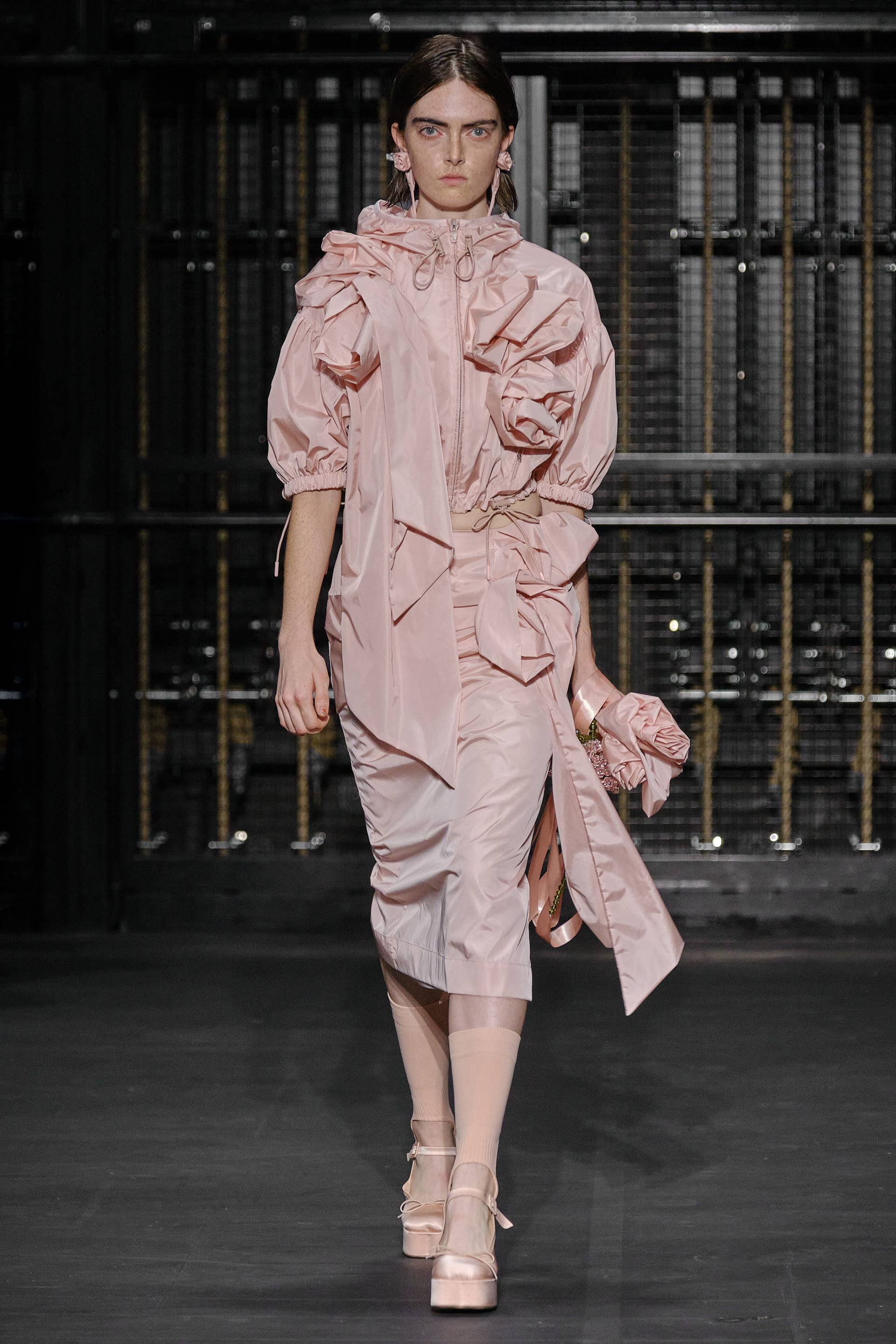 Simone Rocha Melds Roses, Bows and Bridal With Voluminous Outerwear for ...