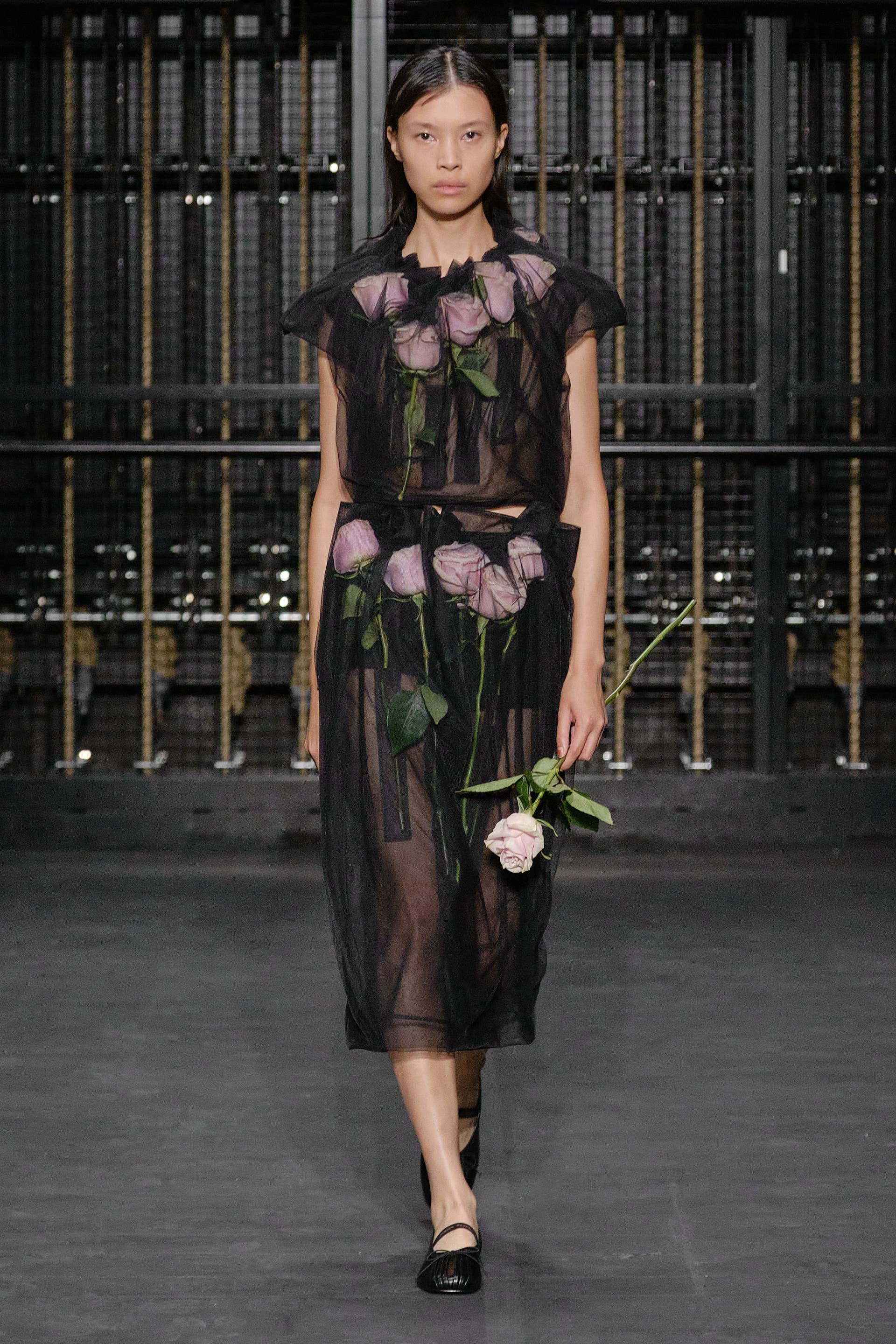 Simone Rocha Melds Roses, Bows and Bridal With Voluminous Outerwear for ...