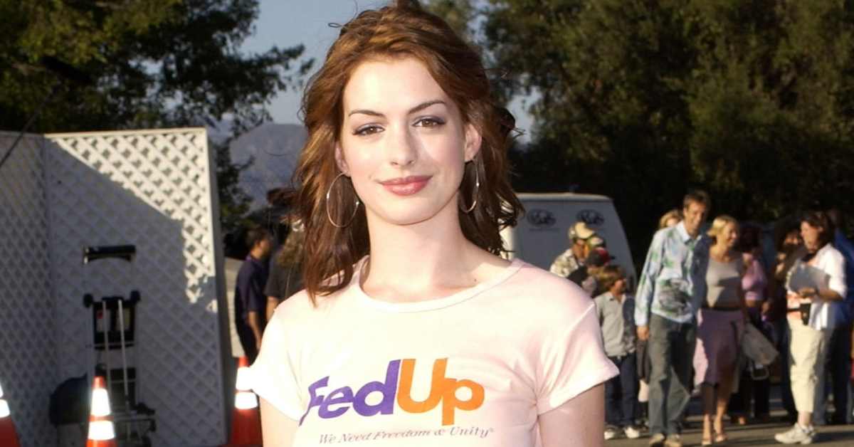 Great Outfits in Fashion History: Anne Hathaway's Perfectly Tacky Graphic Tee - Fashionista