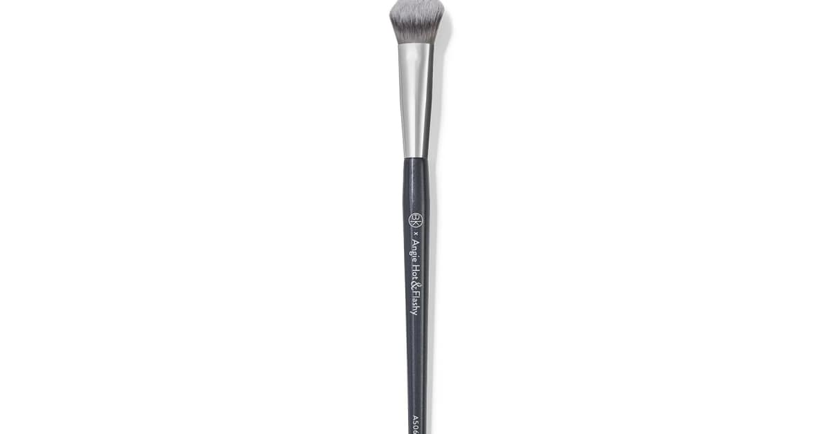 This TikTok-Viral Concealer Brush Actually Lives Up to the Hype ...