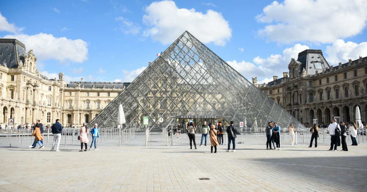 Must Read: The Louvre to Celebrate First-Ever Fashion Exhibit With PFW ...