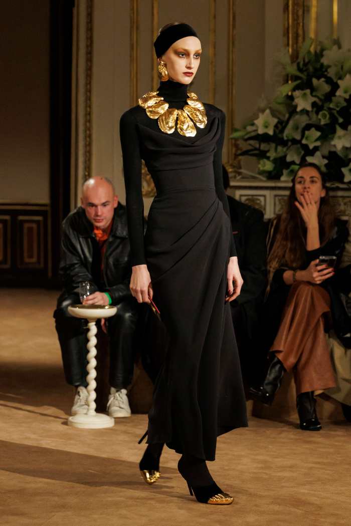 Daniel Roseberry's First Ready-to-Wear Runway for Schiaparelli Offers Surrealism for the ...