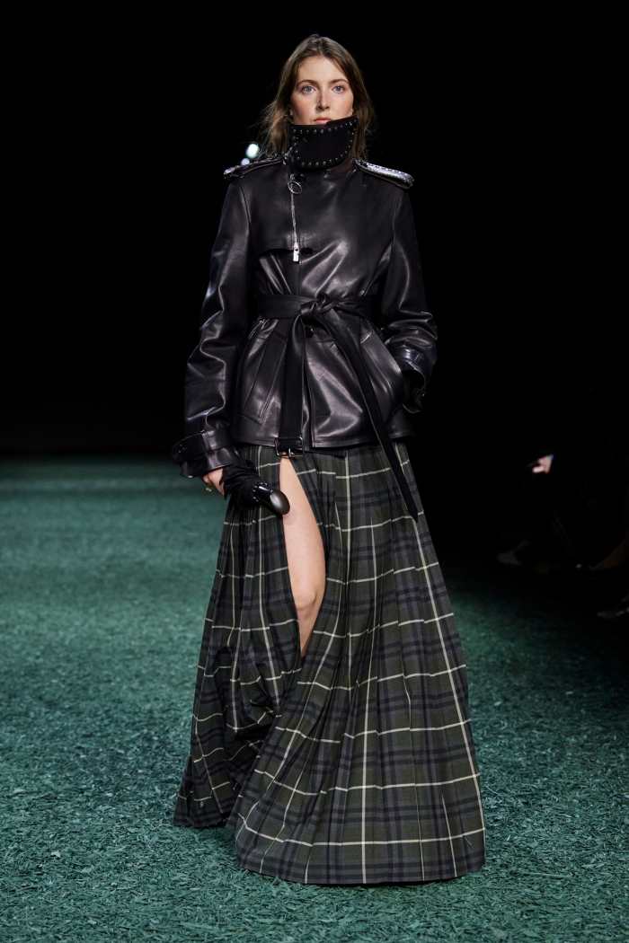 Phoebe Philo's Daughter Makes Runway Debut for Burberry Fall 2024 ...