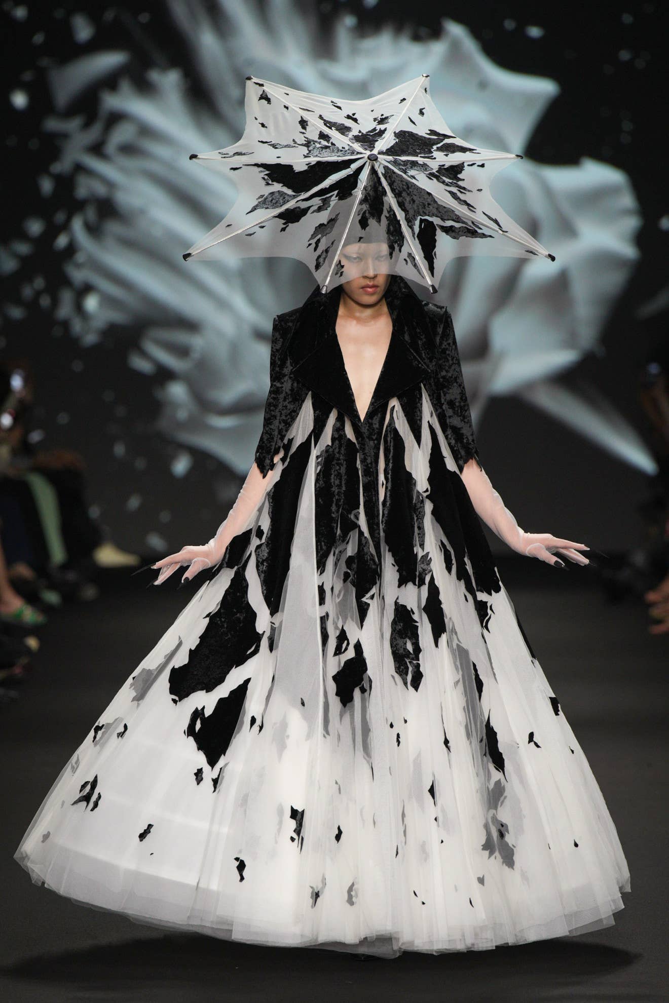 Robert Wun Expands on His Signature Shapes for Fall 2024 Haute Couture ...