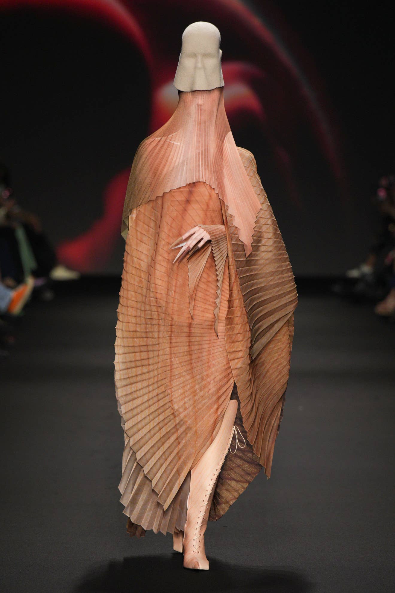 Robert Wun Expands on His Signature Shapes for Fall 2024 Haute Couture ...