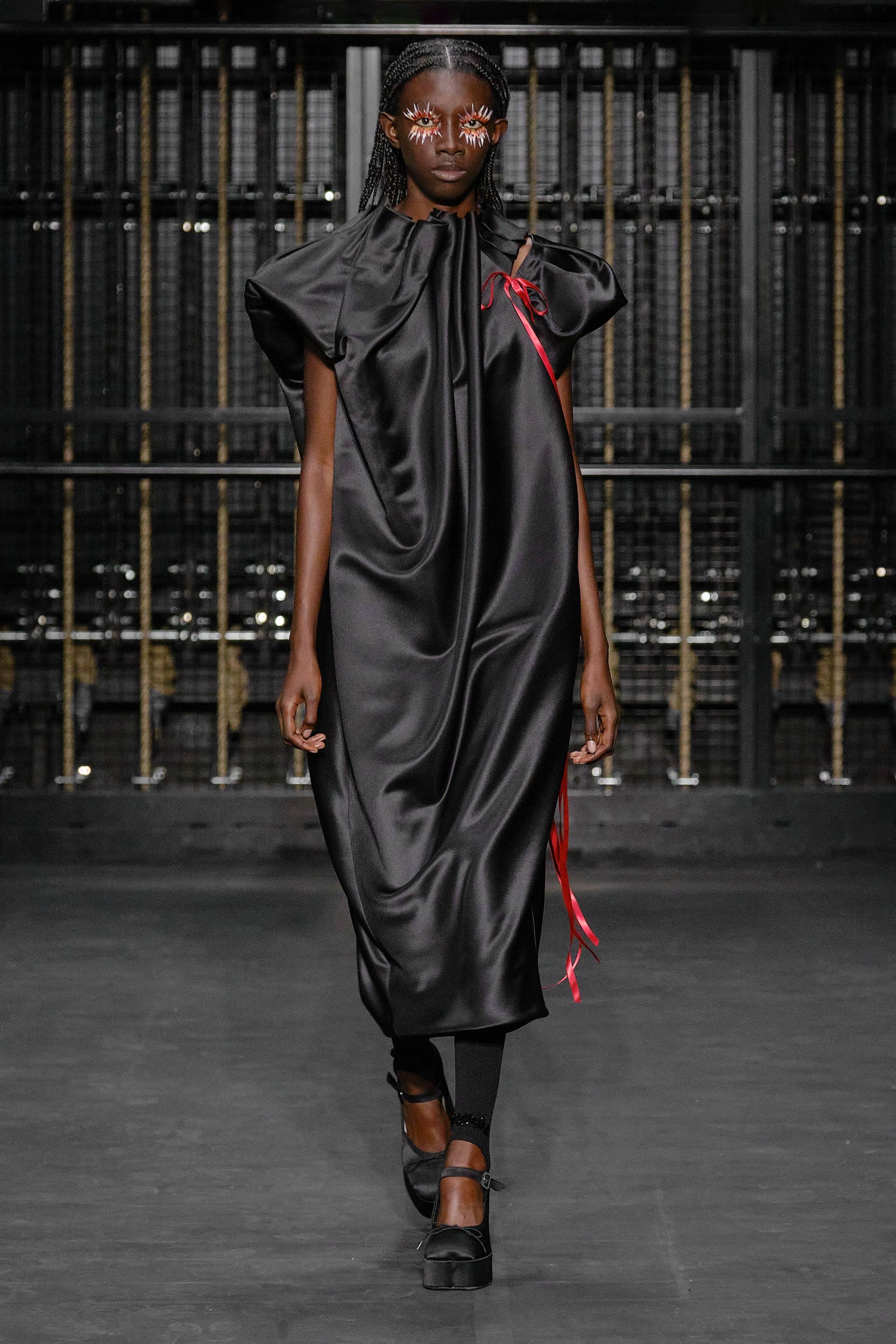 Simone Rocha Melds Roses, Bows and Bridal With Voluminous Outerwear for ...