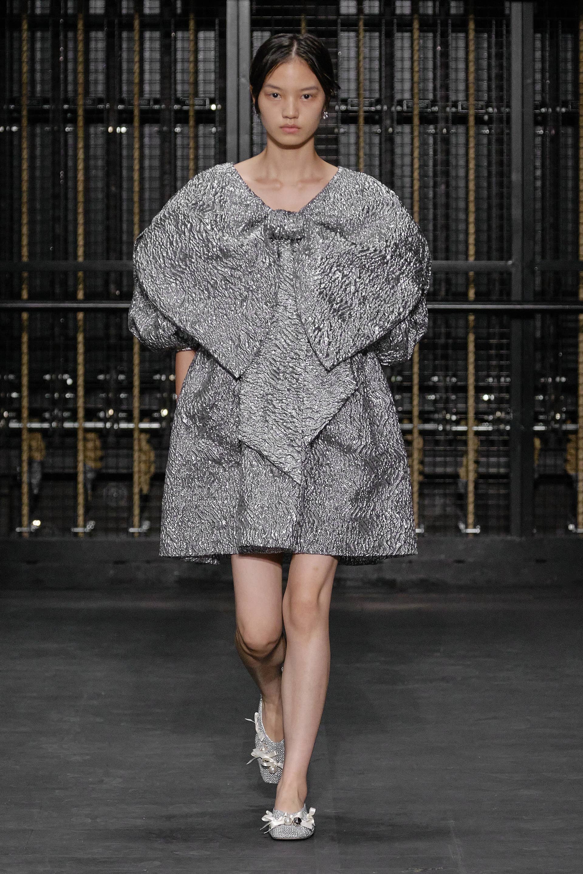 Simone Rocha Melds Roses, Bows and Bridal With Voluminous Outerwear for ...