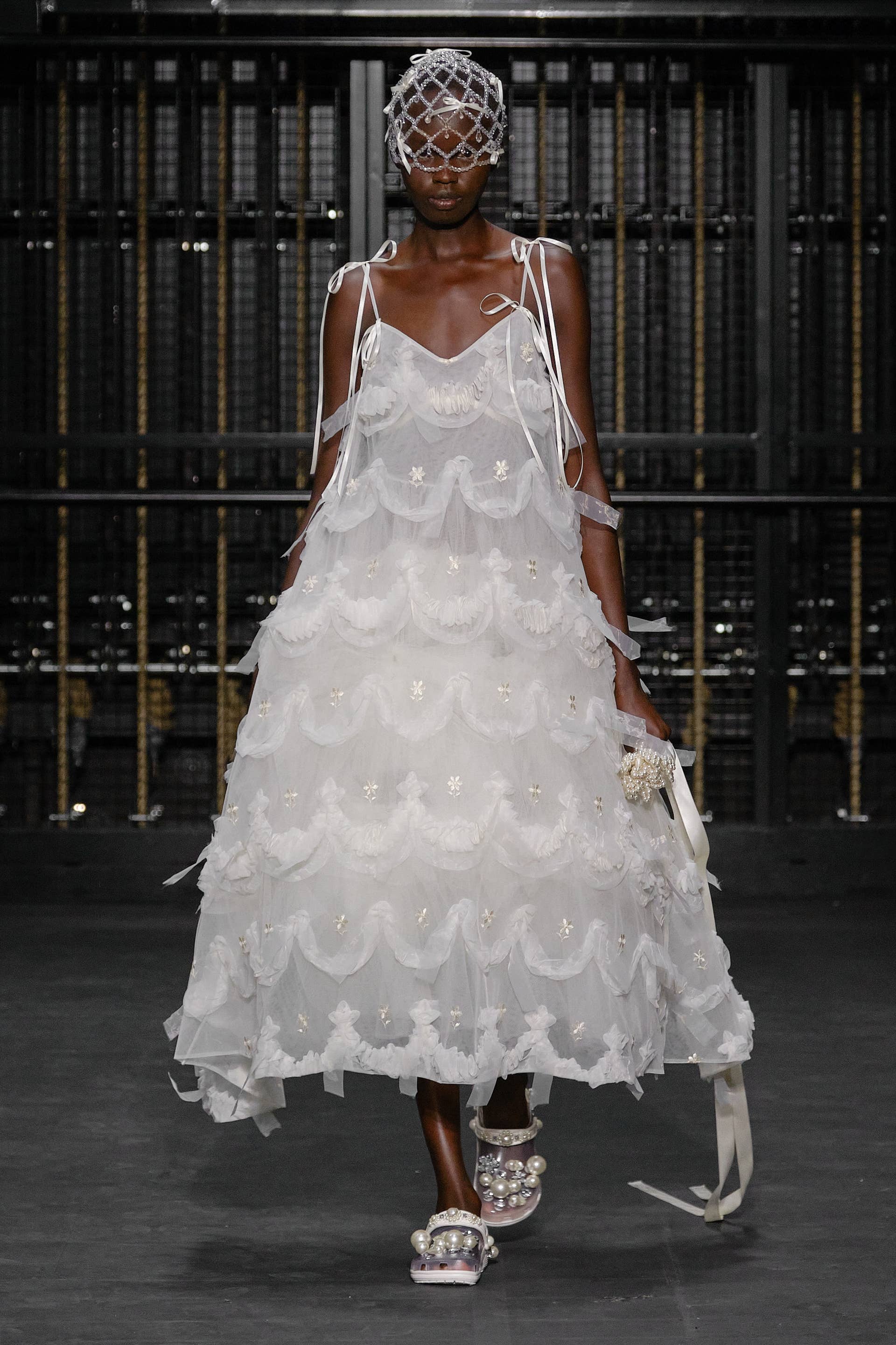 Simone Rocha Melds Roses, Bows and Bridal With Voluminous Outerwear for ...