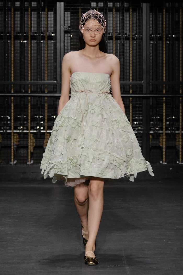 Simone Rocha Melds Roses, Bows and Bridal With Voluminous Outerwear for ...