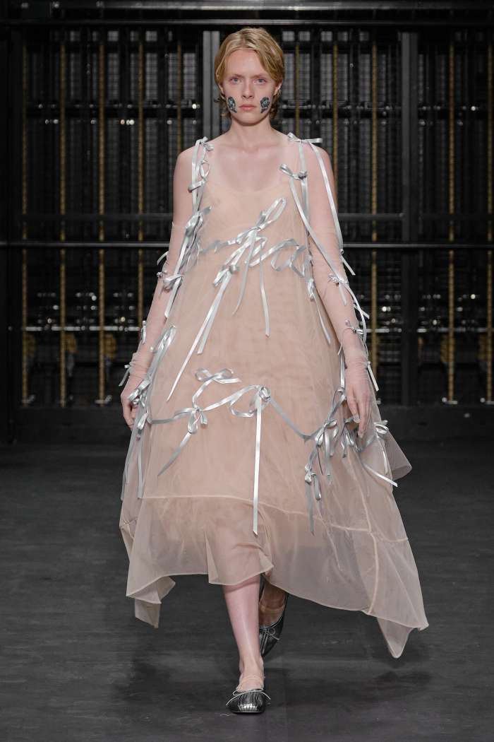 Simone Rocha Melds Roses, Bows and Bridal With Voluminous Outerwear for ...