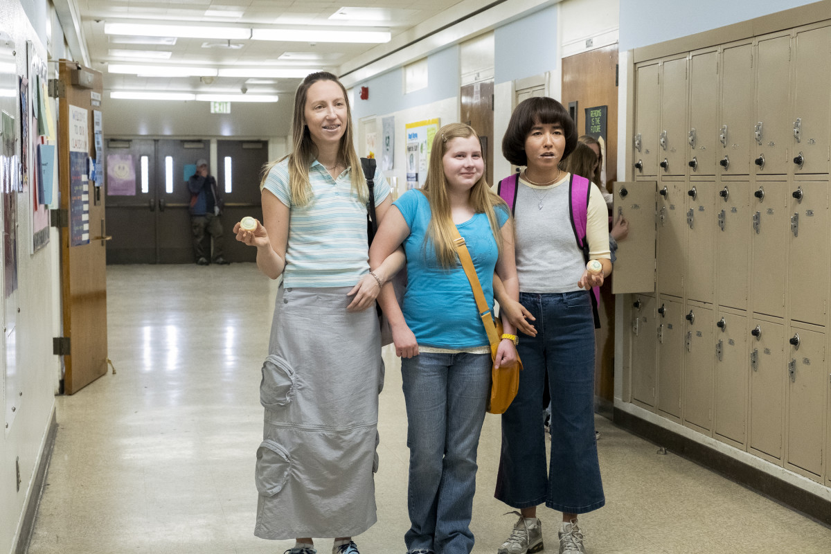 'PEN15' Season 2 Brings More Cringey Fashion Nostalgia — and an Early ...
