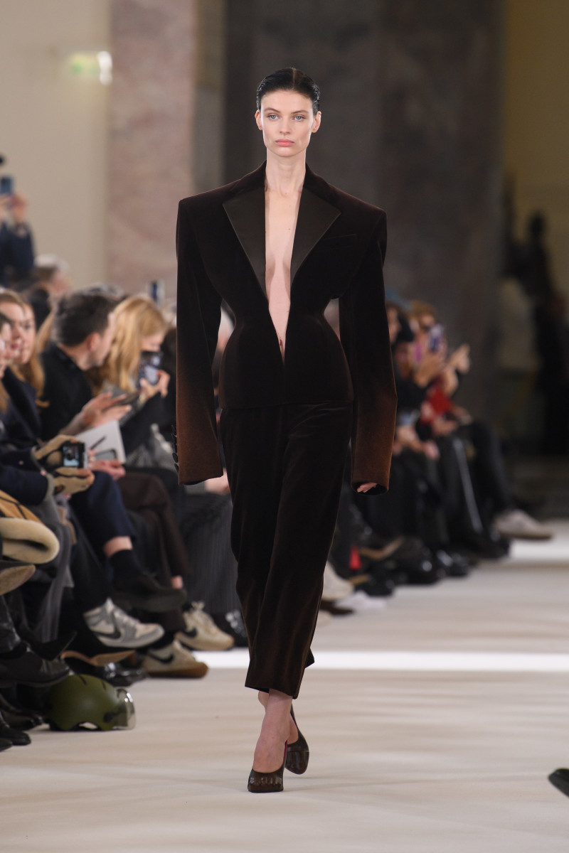 Schiaparelli's Spring 2023 Haute Couture Show Had Gold, Faux Taxidermy ...