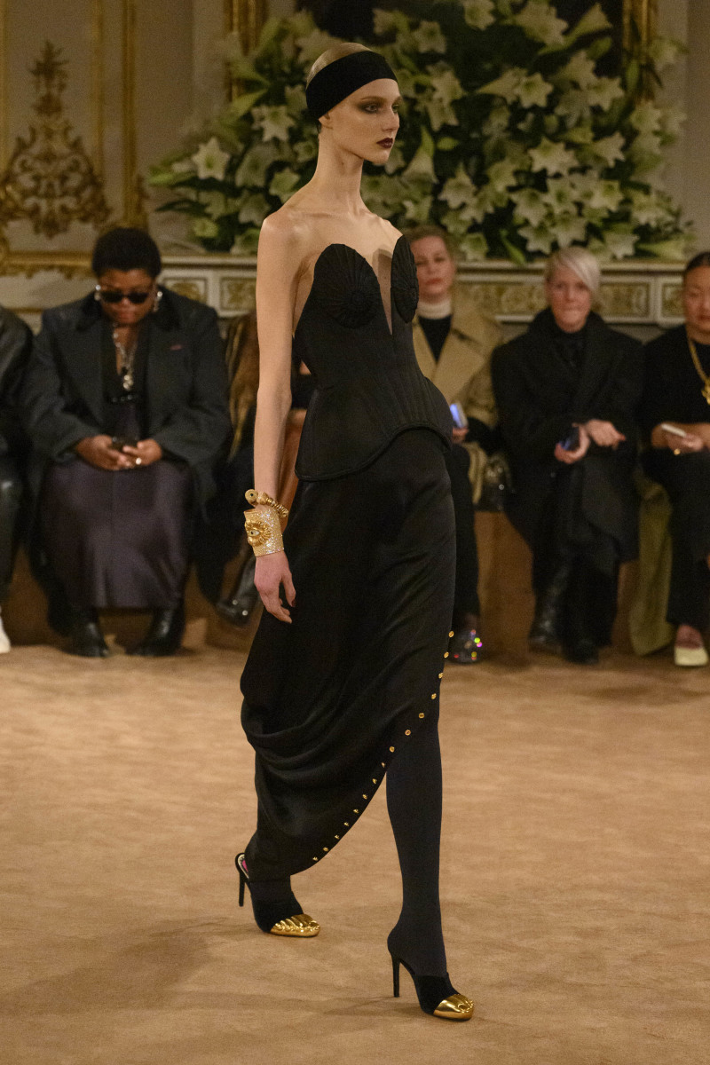 Daniel Roseberry's First Ready-to-Wear Runway for Schiaparelli Offers ...