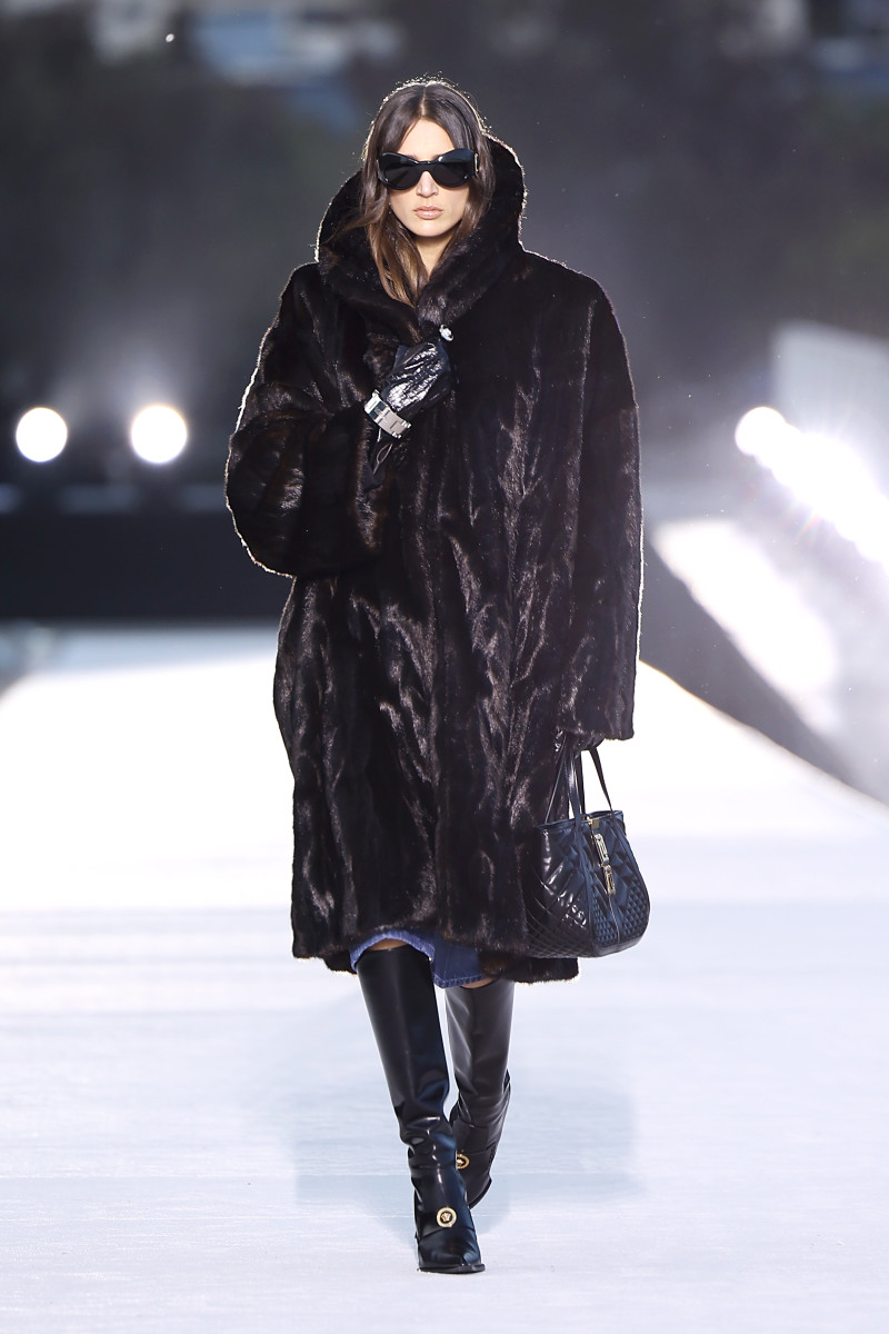 Versace's Fall 2023 Show in Los Angeles Brought Out the Celebs — and ...