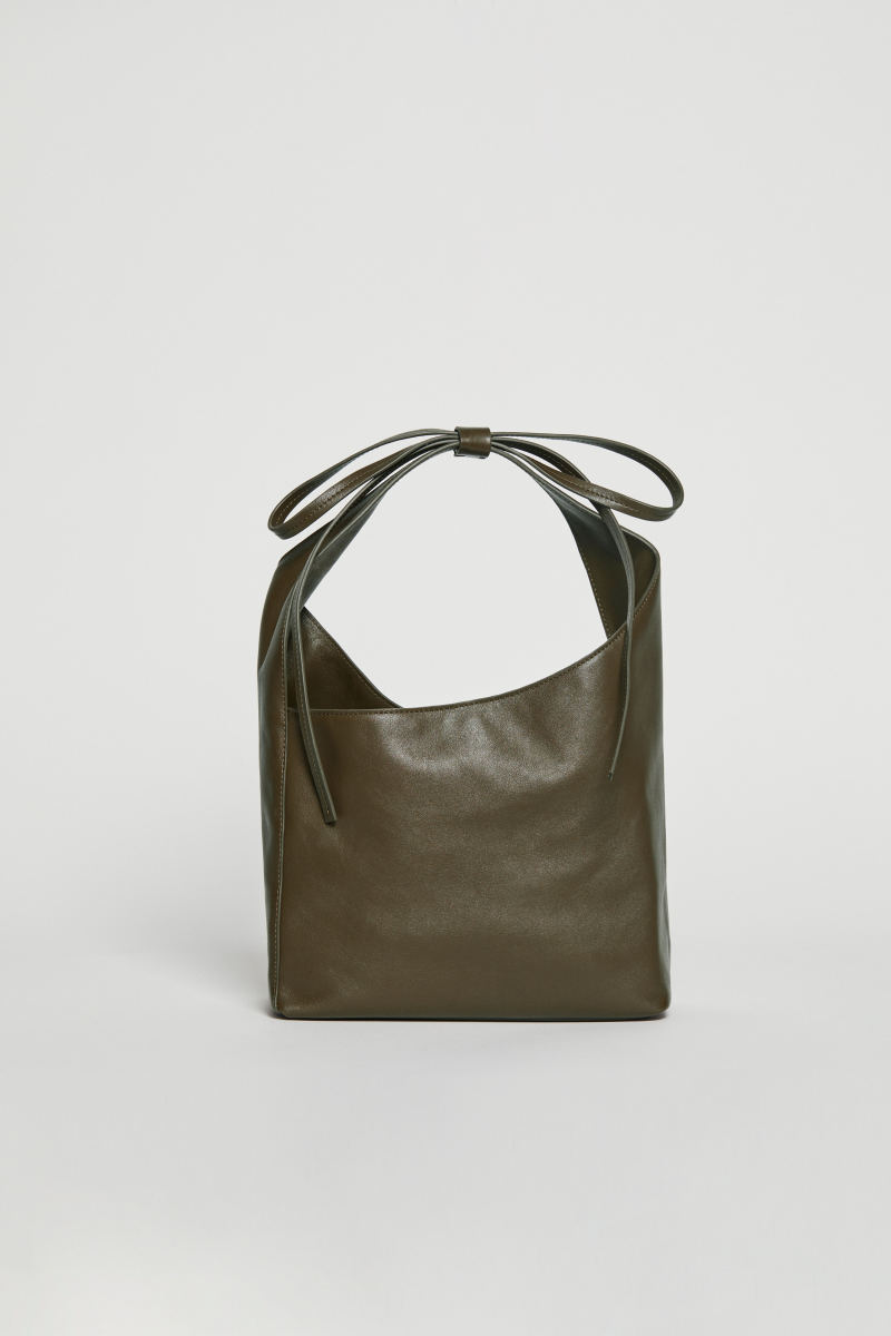 Reformation's Debut Handbag Collection Channels '90s Minimalism and ...