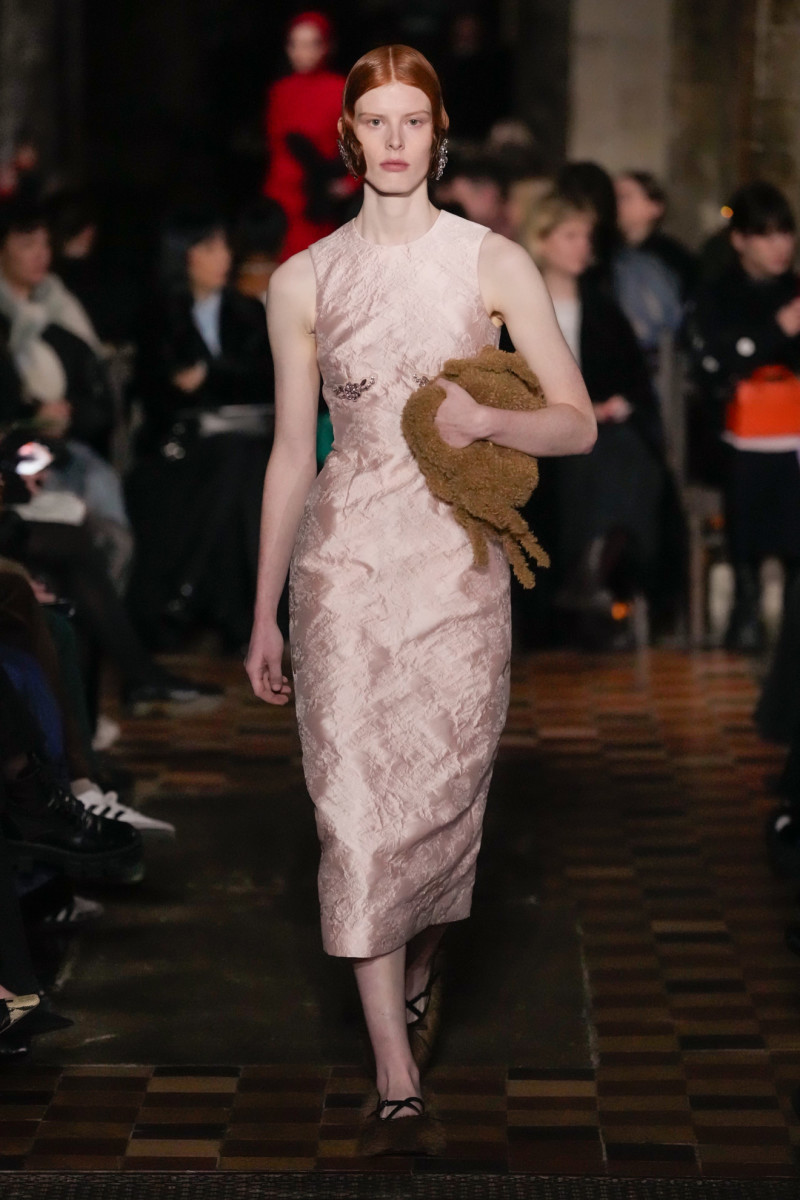 Simone Rocha Gives Her Dreamy Silhouettes a Little More Shape With ...