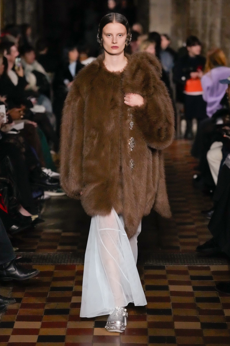 Simone Rocha Gives Her Dreamy Silhouettes a Little More Shape With ...