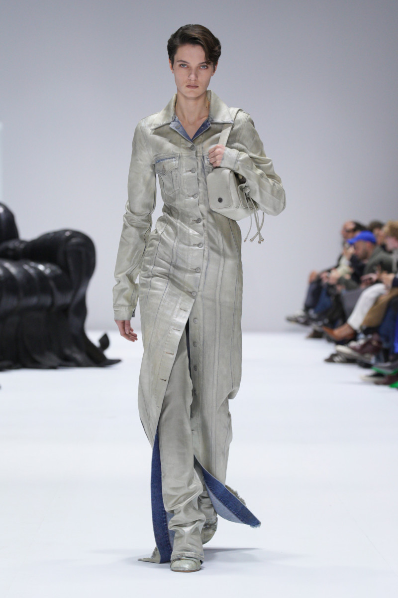 Acne Studios Plays With Sculptural Leather and Denim for Fall 2024 ...
