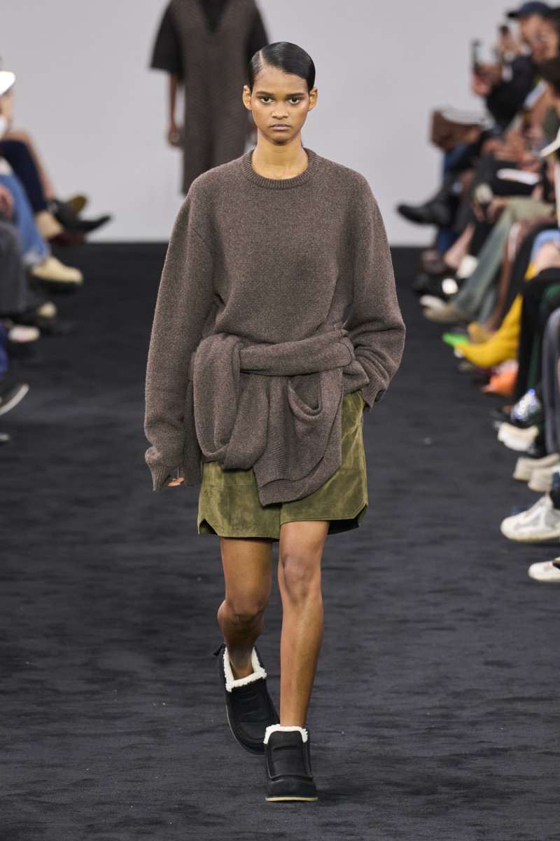 Sweaters as Scarves: 64 Styling Ideas From Fall 2024 Fashion Month ...