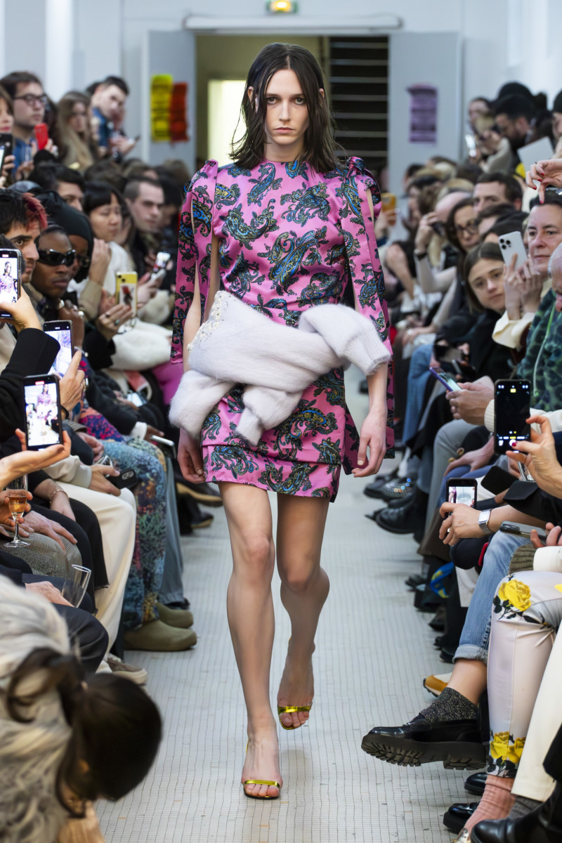 Sweaters as Scarves: 64 Styling Ideas From Fall 2024 Fashion Month ...