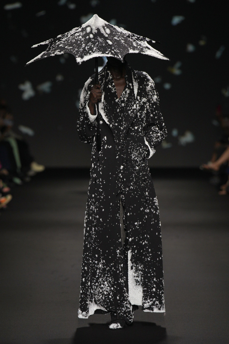 Robert Wun Expands on His Signature Shapes for Fall 2024 Haute Couture ...