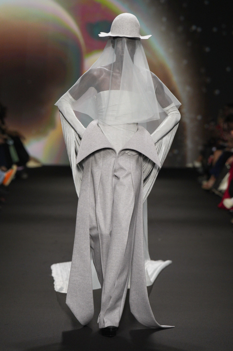 Robert Wun Expands on His Signature Shapes for Fall 2024 Haute Couture ...