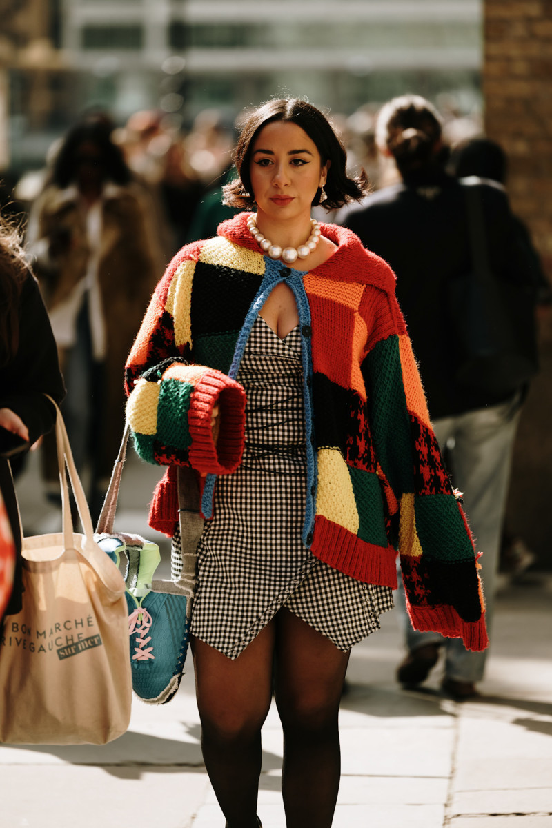 The Bag Charm Trend Took Over London Fashion Week Street Style ...