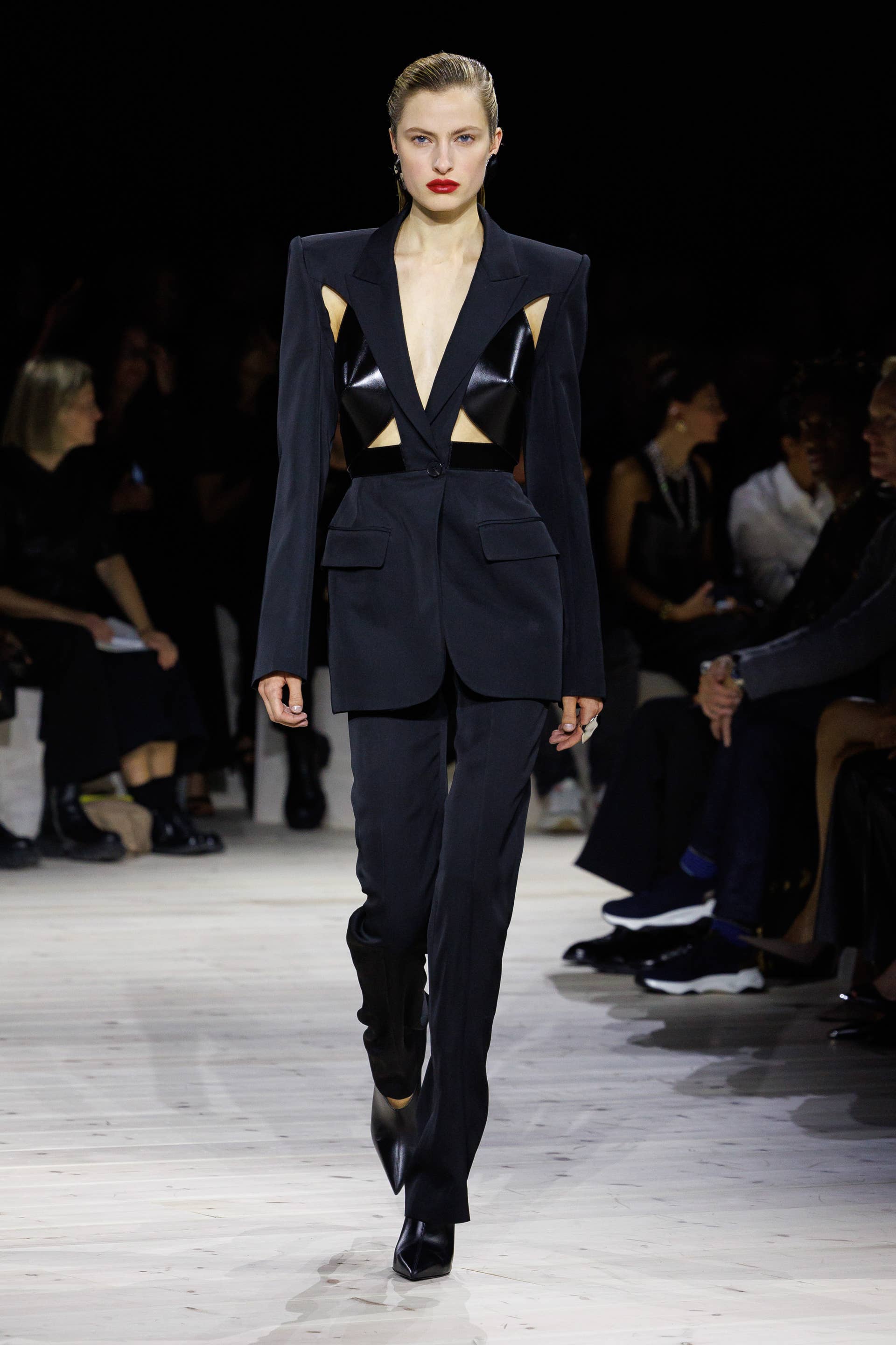 Sarah Burton's Final Alexander McQueen Collection Honors the House's ...