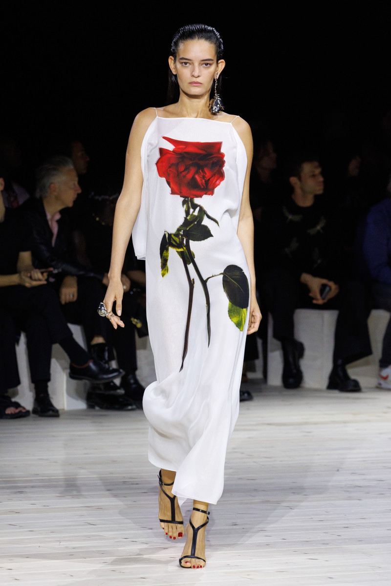 Sarah Burton's Final Alexander McQueen Collection Honors the House's ...