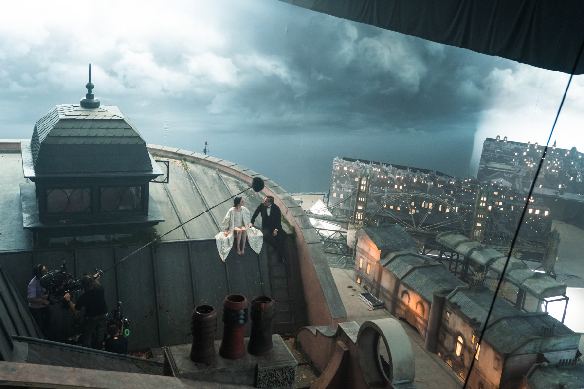 Emma Stone Eschews Victorian Traditions for Wild Hair and Schiaparelli ...