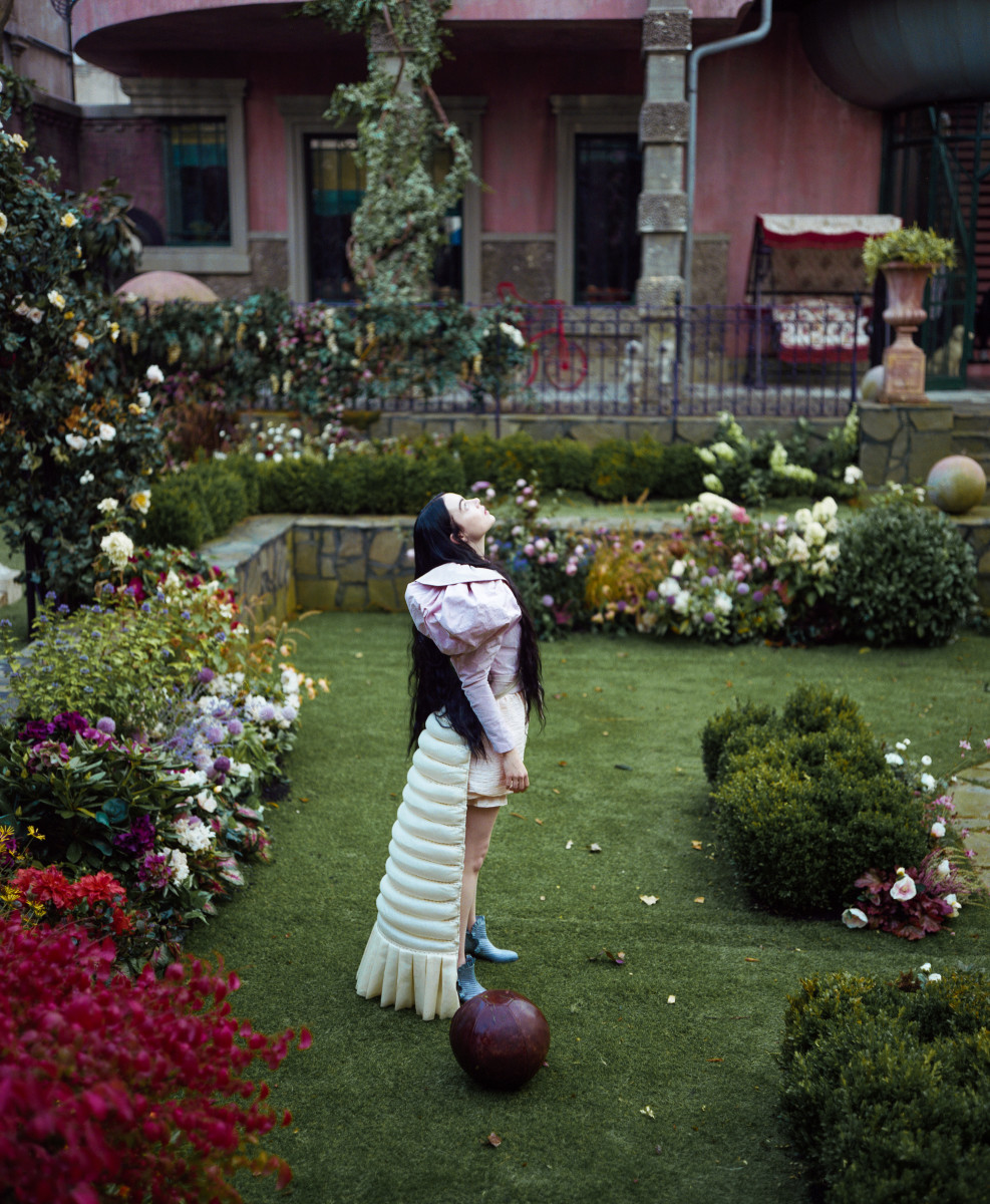 Emma Stone Eschews Victorian Traditions for Wild Hair and Schiaparelli ...