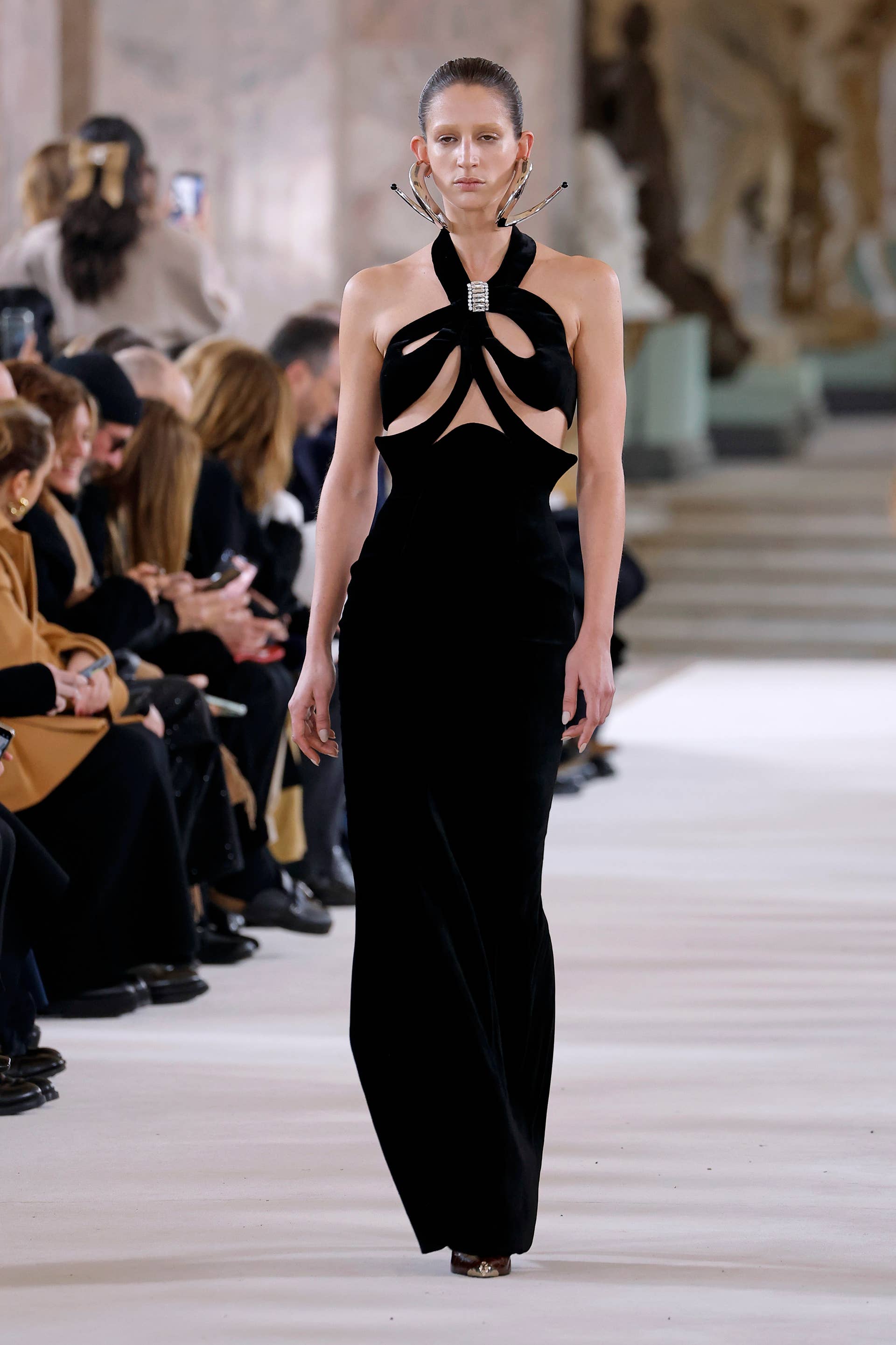 Daniel Roseberry Enters Pre-2007 Tech Into the Schiaparelli Haute ...