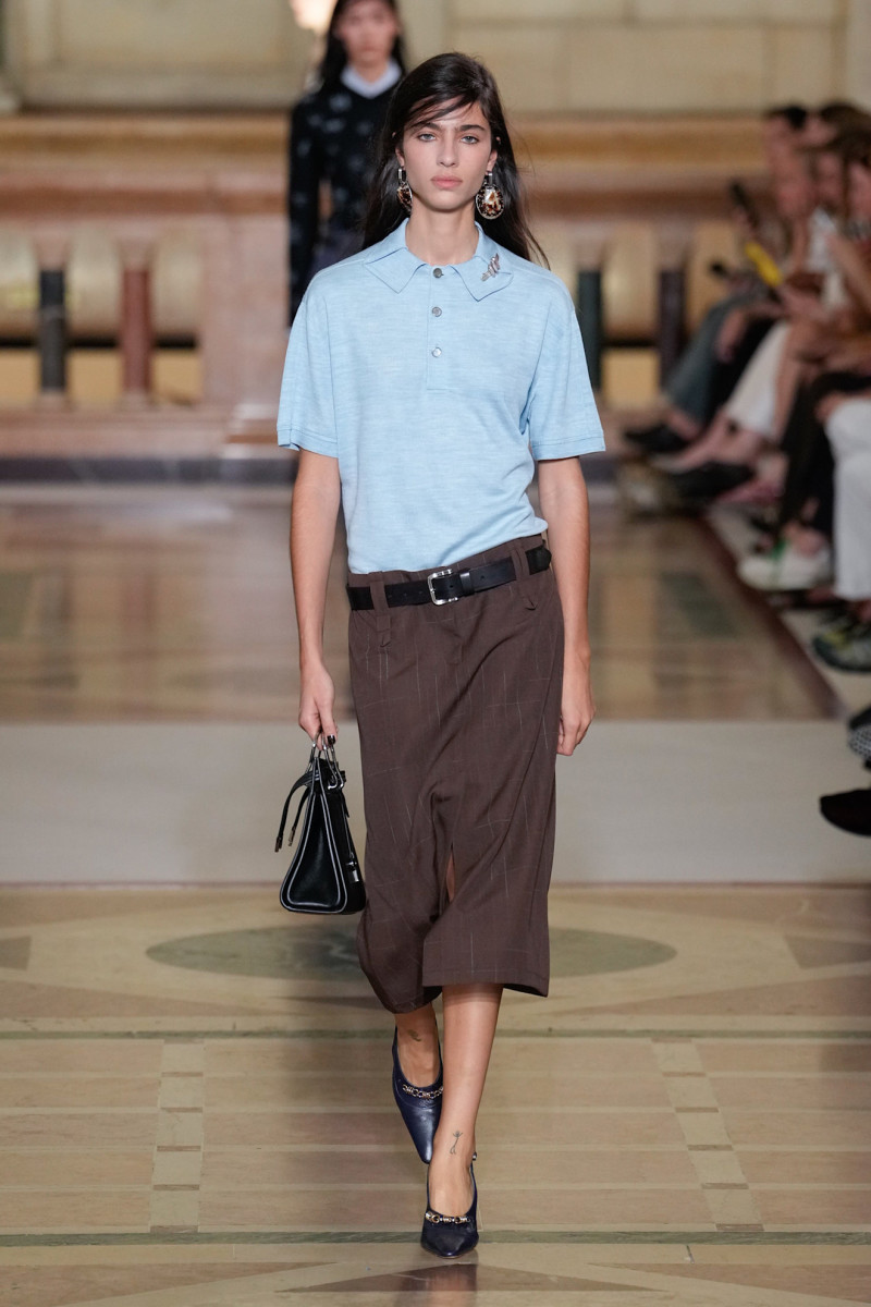 Tory Burch Spring 2026 Delivers Multi-Functional Fashion for Women On ...